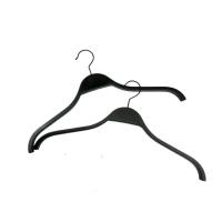 China Wide-shouldered Non-slip Plastic Clothes Hanger with 43cm Length for Clothing Store Display for sale