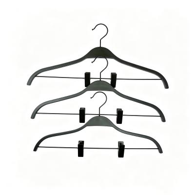 China Non-slip non-marking plastic clothes hanger with clips that does not blister for clothing stores for sale