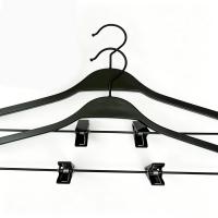 China Non-slip non-marking plastic clothes hanger with clips that does not blister for clothing stores for sale