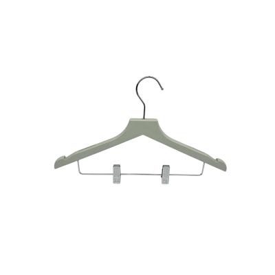 China Non-slip mark-free plastic clothes hanger with 43cm length and wide shoulders for garment stores for sale