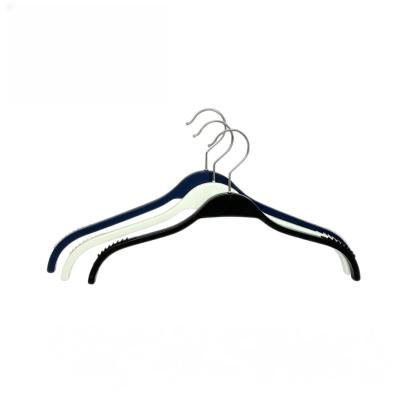 China Solid color non-slip plastic clothes hanger with wide shoulder support, multiple sizes available, and customizable colors for sale