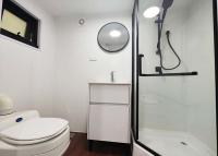 China Metal Roof Prefabricated tiny House on wheels With Air Conditioning And Furniture Options for sale