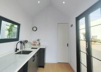 China Luxury Glamping Prefabricated Houses Custom  Tiny House On Wheels For Hotels / Camping / Rental for sale