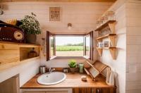 China Fast Delivery  Mini Caravan Travel Camper Camping Tiny House On Wheels for sale