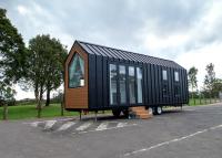 China Los Angeles Emergency Trailer House On Wheels Luxury Movable House for sale