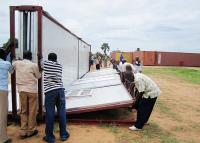 China Sandwich Panel White Foldable Emergency Shelter/ Steel Frame Foldable House for sale