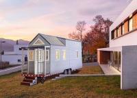 China Modern Modular Wpc Board Prefabricated Tiny House On Wheel With Light Steel Frame for sale