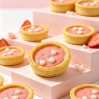 China Premium Baked Strawberry Filled Cookies With Crispy Shell Light Sweet Taste for sale