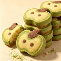 China Crunchy Delicious Apple Shaped Cookies Green Apple Flavor Party Dessert for sale