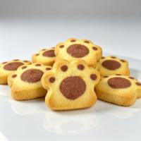 China Cute Baked Pastry Cat Paw shaped Cookies Wholesale Gift Bakery Biscuit for sale