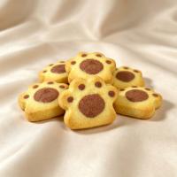 China Novelty Cartoon Shape Snacks Cat Paw Cookies Delicious Crisp Texture for sale