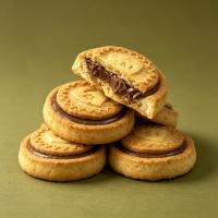 China Crispy Baked Hazelnut Filled Cookies Silky Nut Cream Center Snack for sale