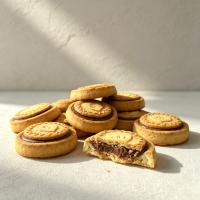 China Balanced Sweet Taste Hazelnut Pie Filled Cookies Daily Office Snack for sale