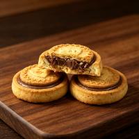 China Hazelnut Filled Pie Cookies Crispy Crust Attractive Round Shape Snack for sale