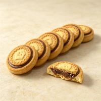 China Hazelnut Filled Pie Cookies Crispy Crust Attractive Round Shape Snack for sale