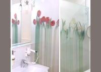 China Popular Decorative Tempered Glass , Flat Shaped Shower Bath Enclosures Glass for sale
