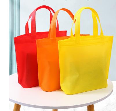 China Non Woven Tote Bags 30x40cm Reusable Shopping Bags 80gsm Eco Friendly Custom Logo for sale