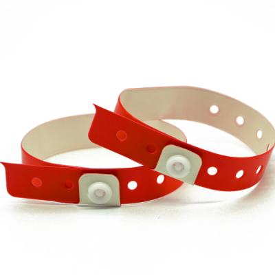China Silk Screen Printed PVC Wristbands Stand Out from the Crowd with Waterproofness at Events and Promotions for sale