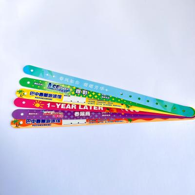 China Waterproof PVC Wristbands Custom Logo for Your Business Needs and Wet Environments for sale