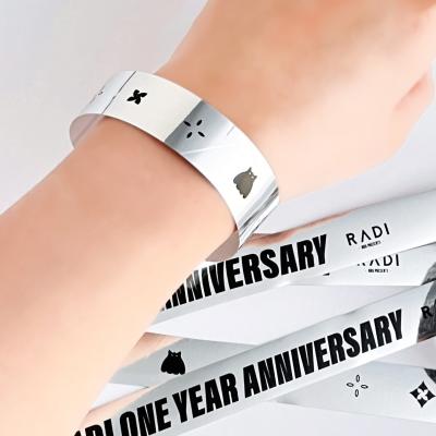 China Plastic Occasion Party Wristbands with Personalized Logo and Glitter Holographic for sale