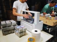 China Biodegradable Packaging White 30mm Width Kraft Paper Strapping Tape For Automatic Strapping Machine for sale