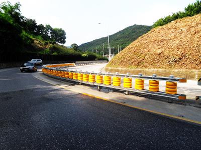 China Panel Height 1.2m Rolling Guardrail Barrier Offering Red Fence Color and Roller Size Diameter 245 350 Mm Used in Event Safety for sale