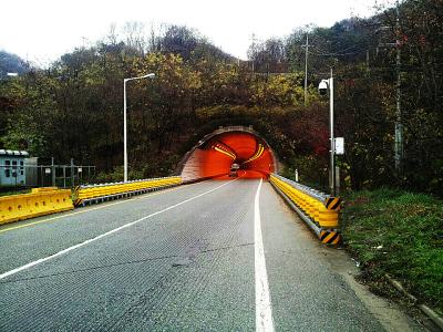 China Hot Dipped Galvanized Rolling Guardrail Barrier Featuring Grade International Level 4 and PU Roller Material Ensuring Roadside Safety for sale
