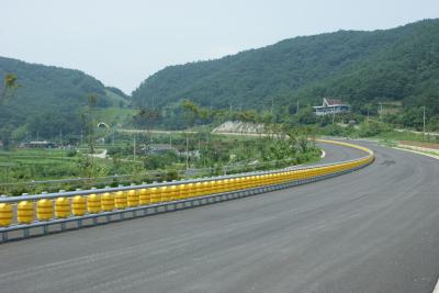 China Customed Allowed Rolling Barrier with Guardrail Mesh Size 50x200mm Engineered to Provide Robust Safety and Site Access Control for sale