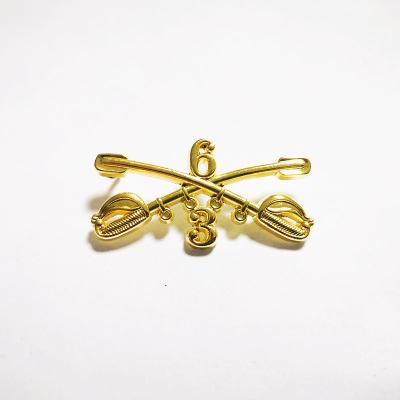 China 1.5 Inch Gold Plated Zinc Alloy Crossed Sabers 3D Die Cast Custom Metal Pin Badge for sale