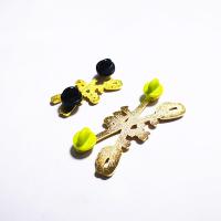 China Gold Zinc Alloy 3D Custom Metal Pin Badges 1.5 Inch with 2 Posts Rubber Clutches for sale