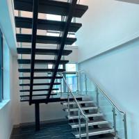 China Customised Size Modern Stainless Steel Glass Staircase Railing Anti Corrosion for sale