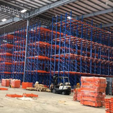 China Customizable Gravity Flow Pallet Rack 4-8 Layer Steel Storage System with Corrosion Protection for sale