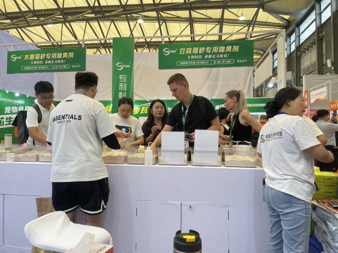 latest company news about Linyi Xinghong Trading Co., Ltd. participated in the Pet Fair Asia 2025 – focusing on high-quality innovative cat litter 1