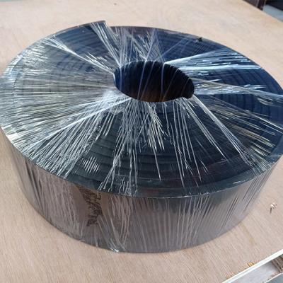 China Duro 60 Shore A Black Rubber Conveyor Skirt Board - 8-20mm Thickness, 10-30m Length for Coal Mining & Cement for sale