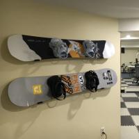 China Universal Snowboard and Skateboard Wall Mount Display Racks with Vertical Type Design for sale