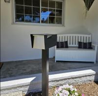 China Mid Century Style Post Mount Mailbox for Garden by Surealong Modern in Black or White for sale
