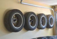 China Black or Orange Powder Coating Set of 4 Tyre Holders with Powder Coating 27 x 5 x 9 cm for sale