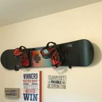 China Wall-Mounted Snowboard Hanger Carbon Steel Display Rack Horizontal Storage Holder for sale