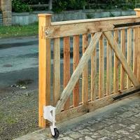 China 360 Degree Universal Mount Plate Spring Loaded Gate Caster for Wooden Gate PVC Fence for sale