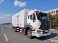China 6 Cylinder Engine Commercial Refrigerated Box Truck With Sleeper 6.8m for sale