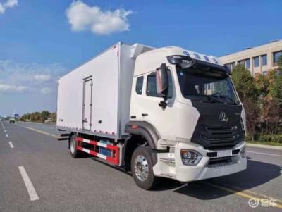 China 6 Cylinder Engine Commercial Refrigerated Box Truck With Sleeper 6.8m for sale