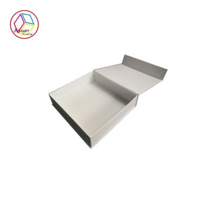 China Customized Rectangular Cardboard Gift Box 30x20x6cm White Luxury Retail Packaging for sale