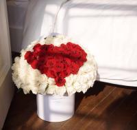 China 99 Flowers Set Luxury Rose Bouquet Box Gold Stamping Logo With Round Cardboard Boxes for sale