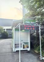 China 100% Solar Smart Bus Shelter – Off-Grid Public Transport Waiting Lounge for sale