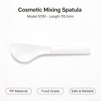 China Food grade PP cosmetic spatula S1151, 115.1mm plastic beauty mixing scoop. Smooth curved head for mixing mask powder & applying skincare cream, ideal for beauty salon & home DIY skincare for sale