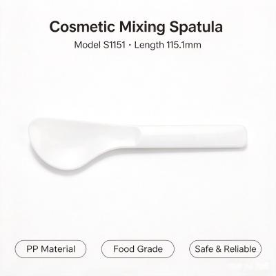 China Food grade PP cosmetic spatula S1151, 115.1mm plastic beauty mixing scoop. Smooth curved head for mixing mask powder & applying skincare cream, ideal for beauty salon & home DIY skincare for sale
