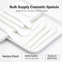 China Food grade PP cosmetic spatula S1151, 115.1mm plastic beauty mixing scoop. Smooth curved head for mixing mask powder & applying skincare cream, ideal for beauty salon & home DIY skincare for sale