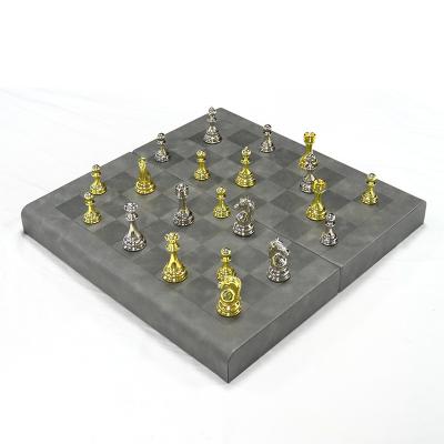 China Foldable Heavy-Duty Zinc Alloy Chess Set with Customizable Logo for Family Leisure and Travel for sale