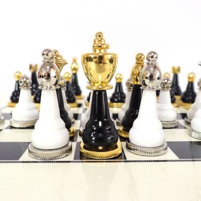 China Luxury Zinc Alloy Chess Set with Custom Size and Customized Logo for Chess Game for sale