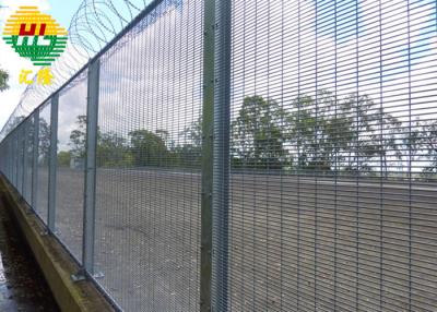 China Galvanized Pvc Coated 4mm Welded Mesh Fence 6 Ft For Airport Or Farm for sale